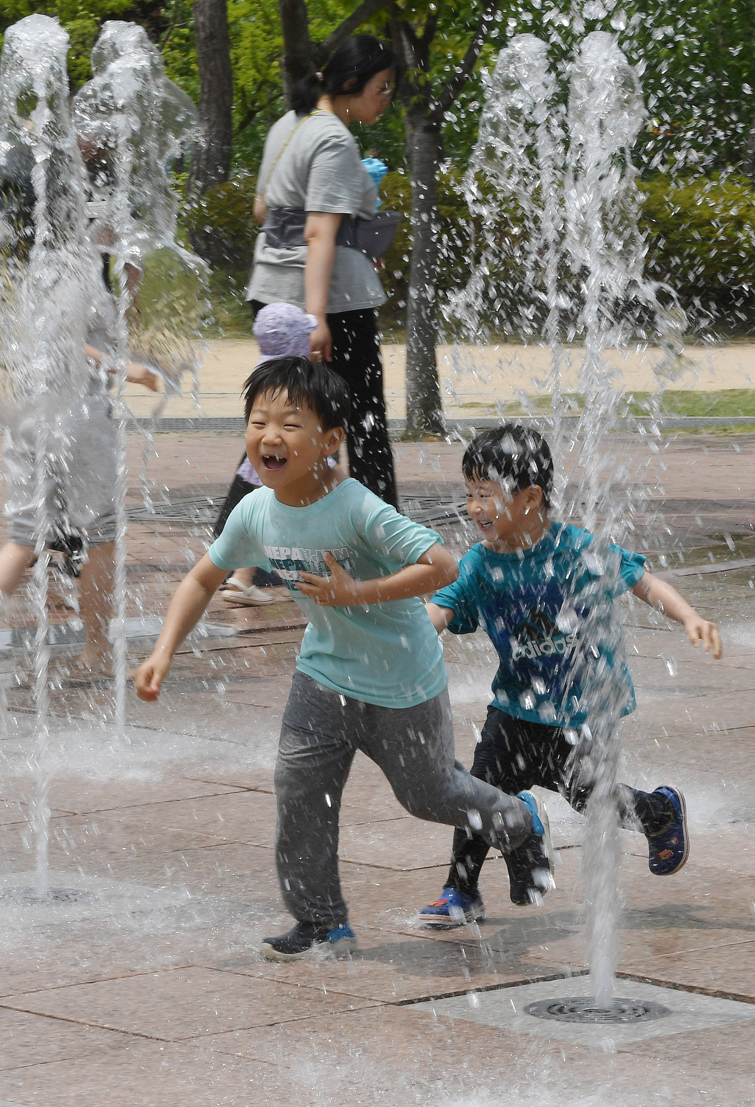 시원한 분수대 물놀이