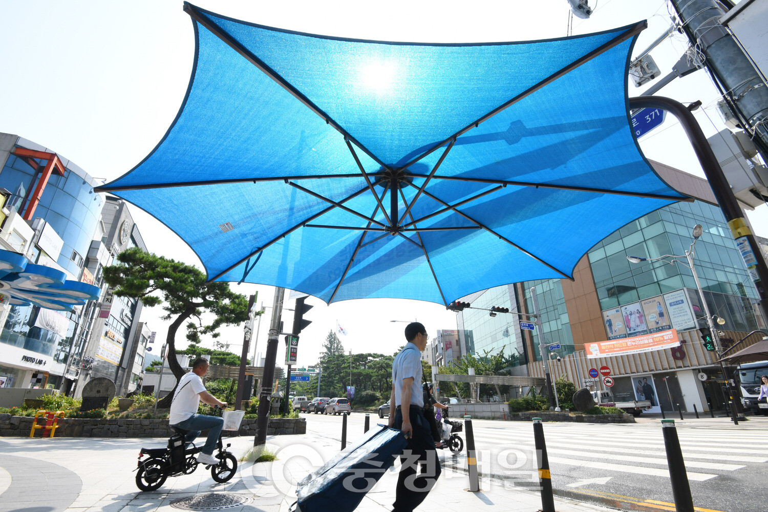 그늘막에서 더위를 피하는 시민들