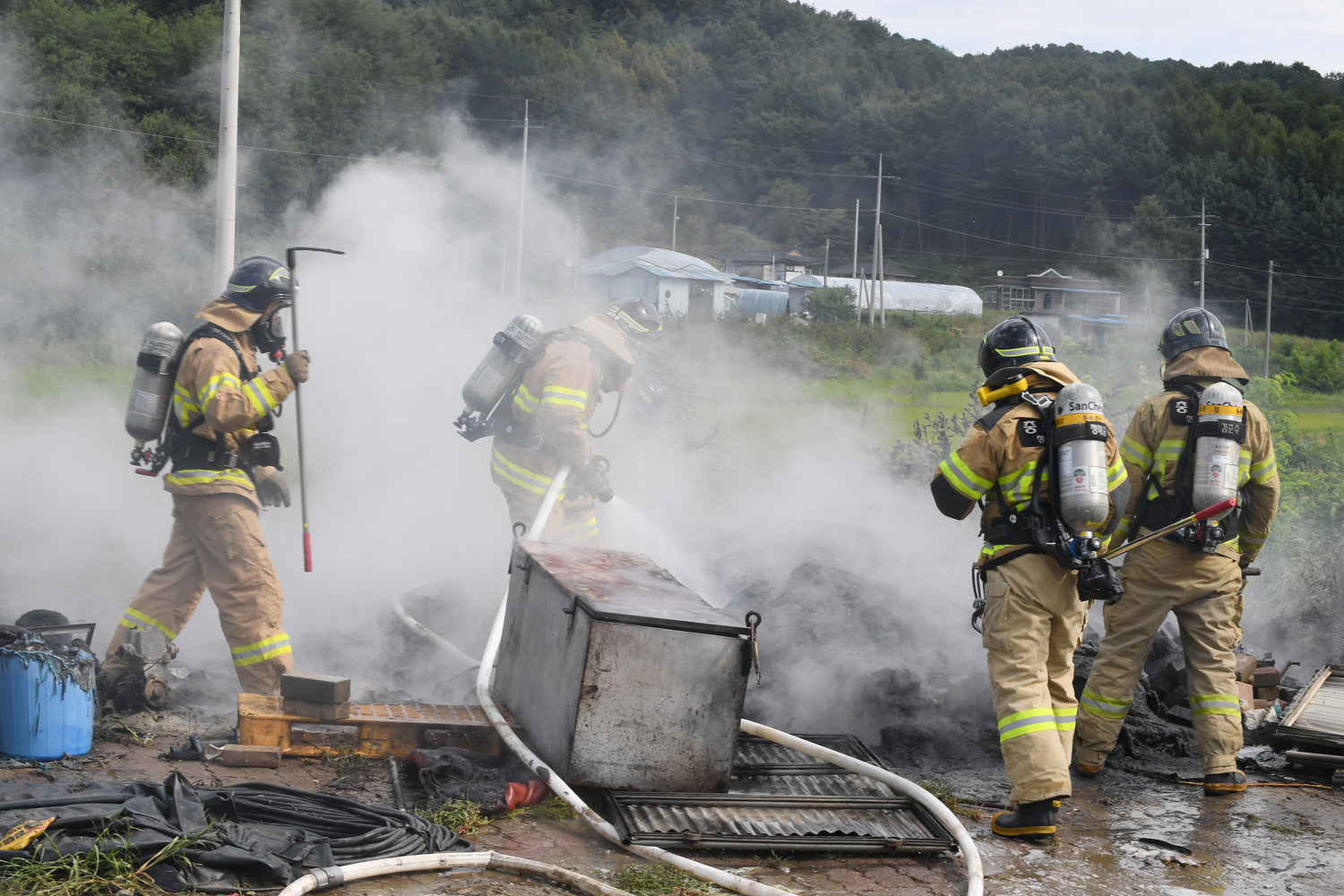 청주 주택 소각장 잔불을 정리하는 소방관