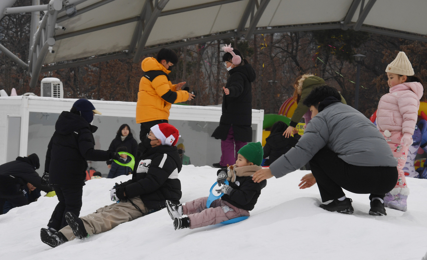 청주 눈썰매장을 찾은 가족 나들이객