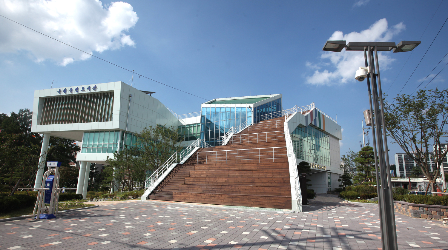 충북 옥천군민도서관은 독서 분위기 조성을 위해 올해부터 ‘동네서점 책값 반환제’ 신청 권수를 기존 월 2권에서 4권으로 ...