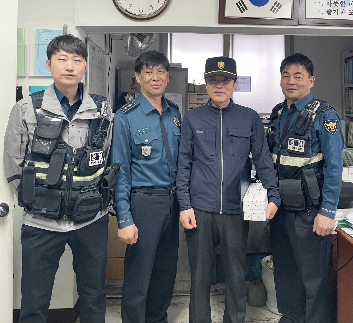 청주청원경찰서, 500만원 찾아준 경비원께 감사장 전달