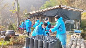 SPC PACK, 저소득 가구에 연탄과 생필품 후원