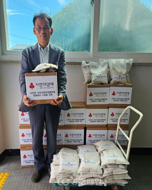 충북 괴산 사리면지사협, 취약계층에 식료품 꾸러미 기부